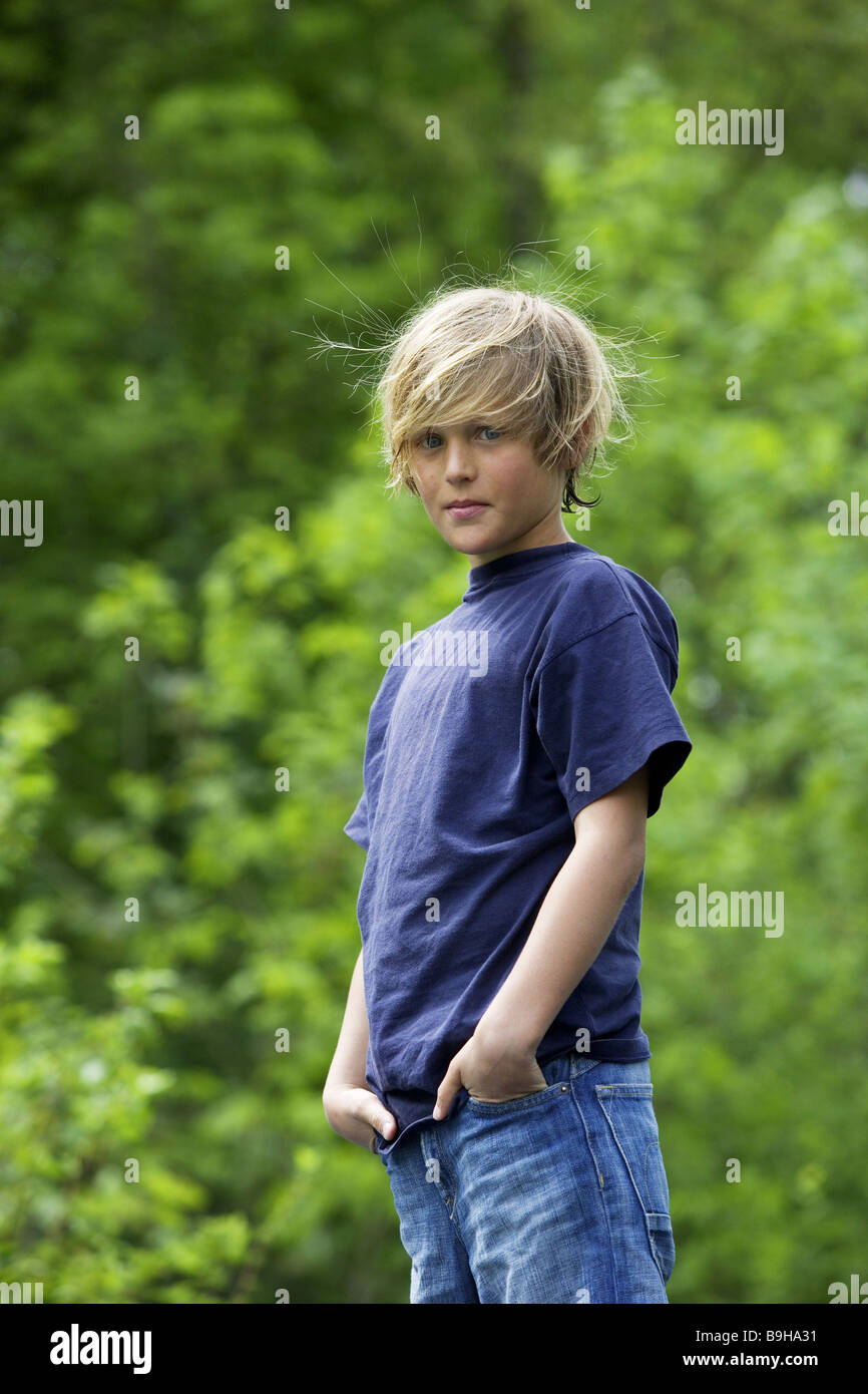 Boy alone outside hi-res stock photography and images - Alamy