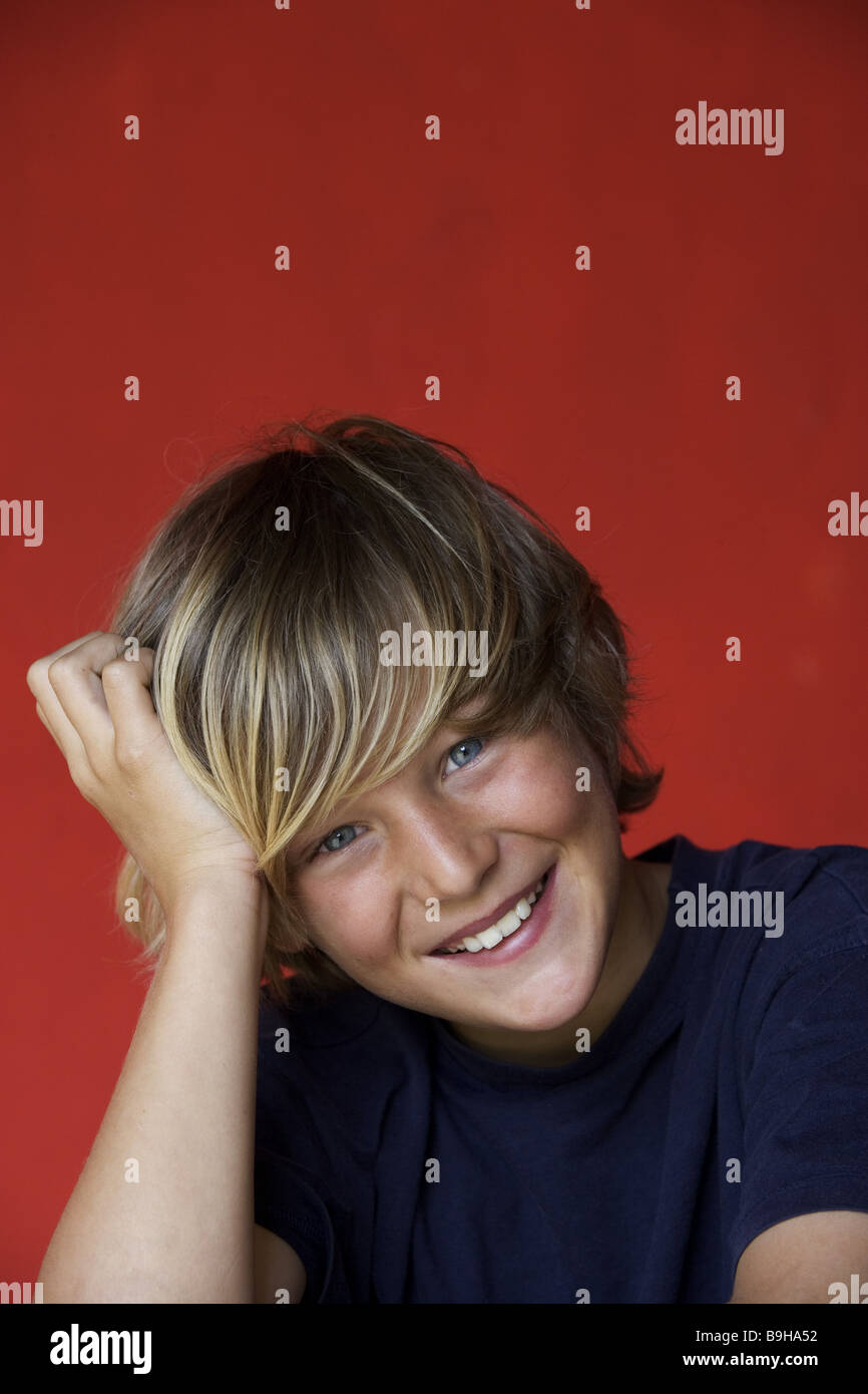 boy head rested smiling portrait Stock Photo - Alamy