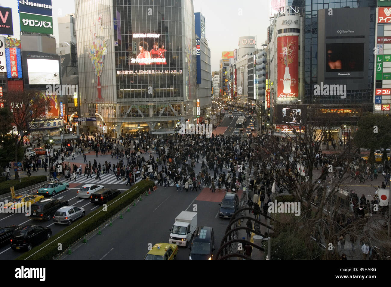 Japan Tokyo Shibuya business-buildings neon signs streets scenery ...