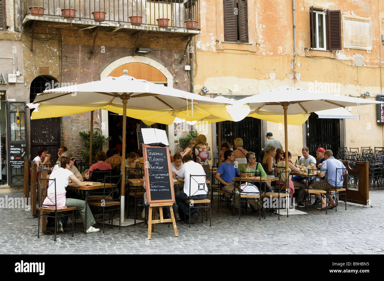 Italy Rome piazza della Rotonda streets-pub tourists Old crumbly meal ...