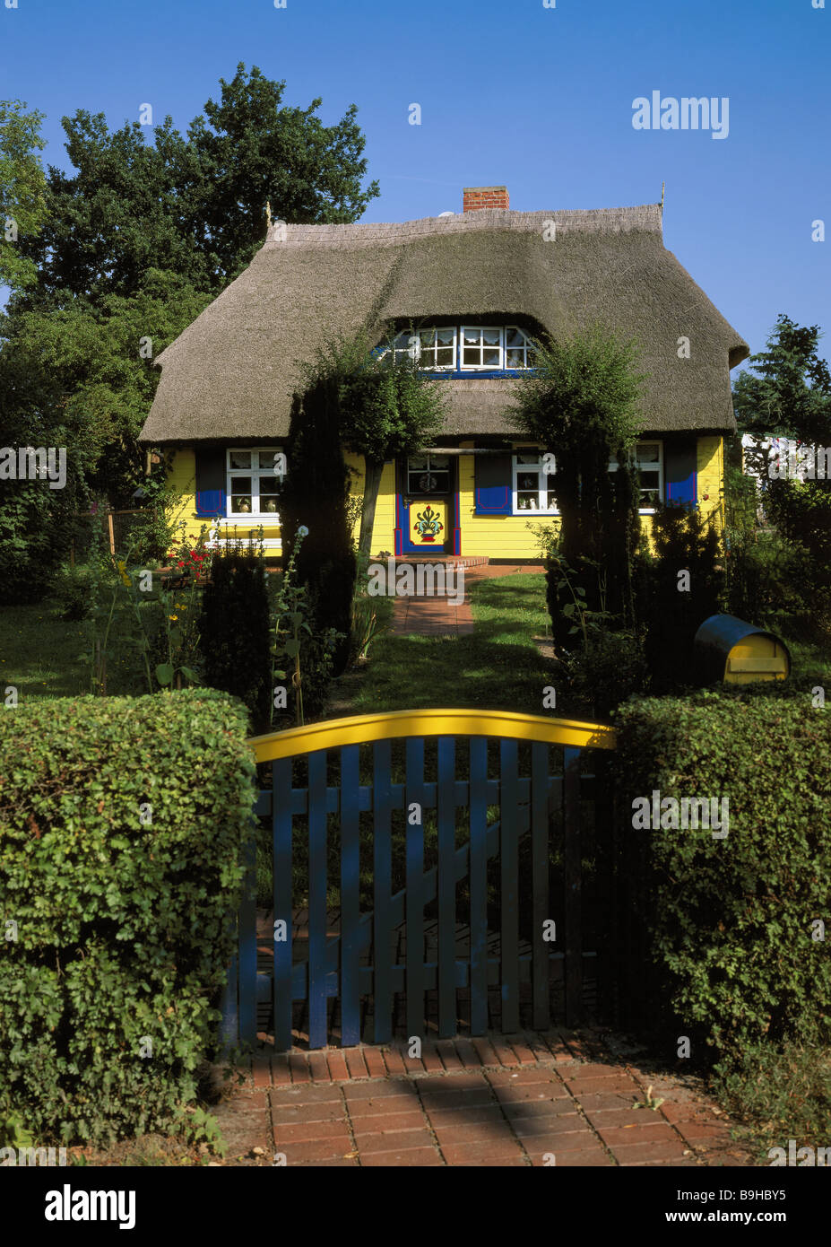 Typical yellow thatched roof hi-res stock photography and images - Alamy