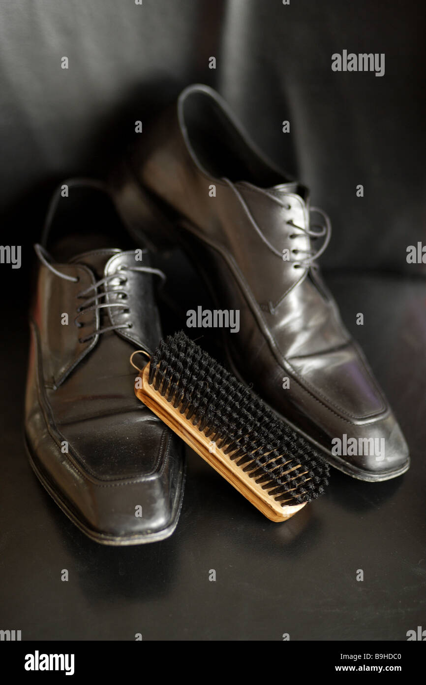 Man-shoes brushing Stock Photo - Alamy