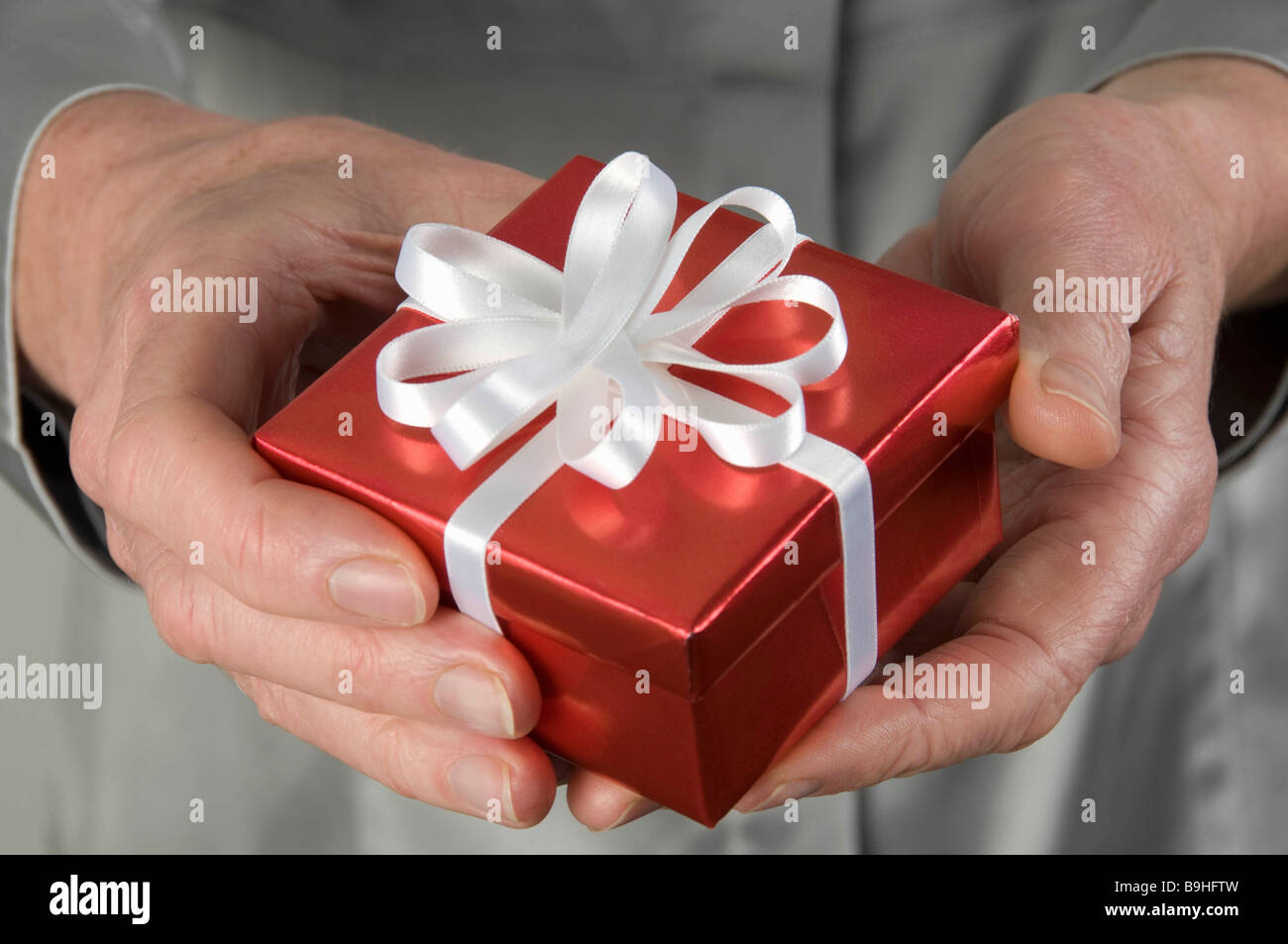 Hand with present hi-res stock photography and images - Alamy