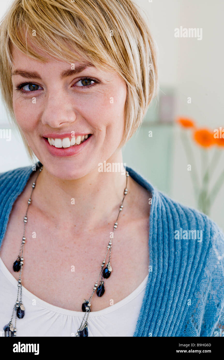 Looking at viewer hi-res stock photography and images - Alamy