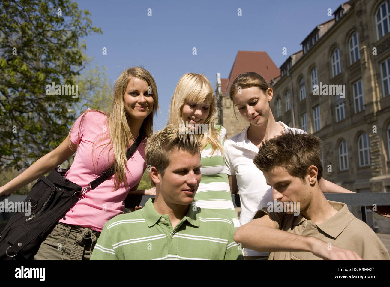Teenager cheerfully group-picture series people teenagers students ...