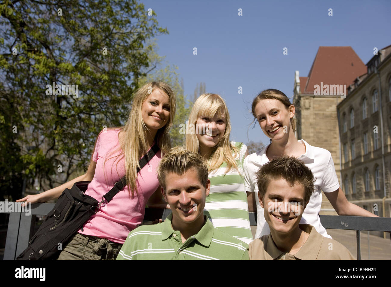 Teenager cheerfully group-picture series people teenagers students ...