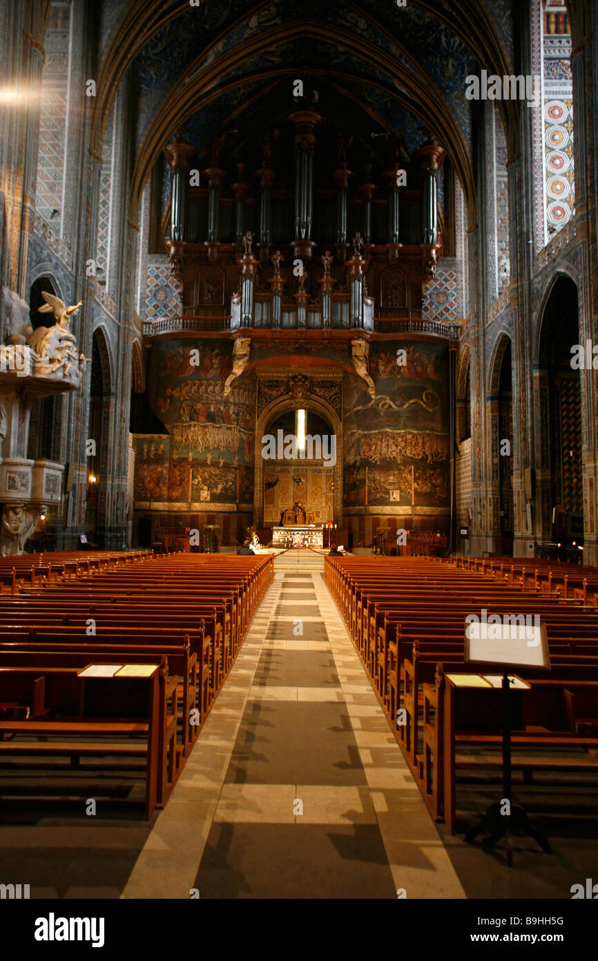 Albi cathedral interior with view down the aisle Stock Photo - Alamy