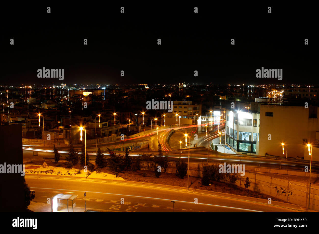 Vehicles at traffic lights hi-res stock photography and images - Alamy
