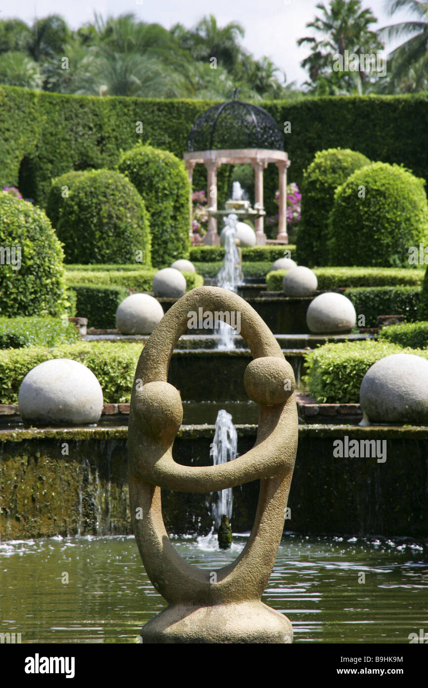 Thailand Nong Nooch Village Tropical guards well system sculpture water ...