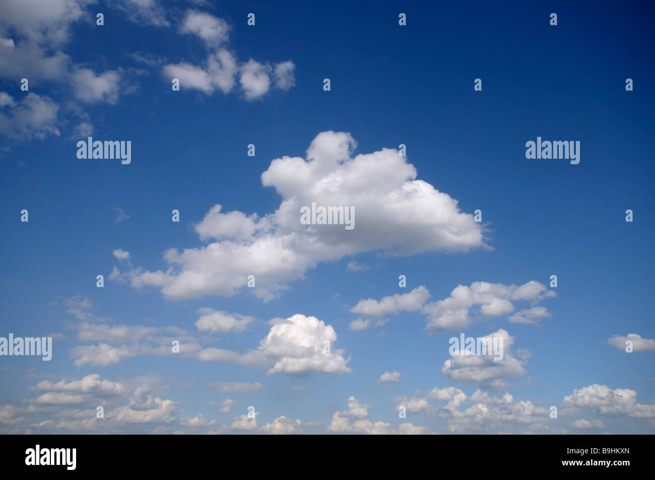 Deep blue sky with cloud hi-res stock photography and images - Alamy