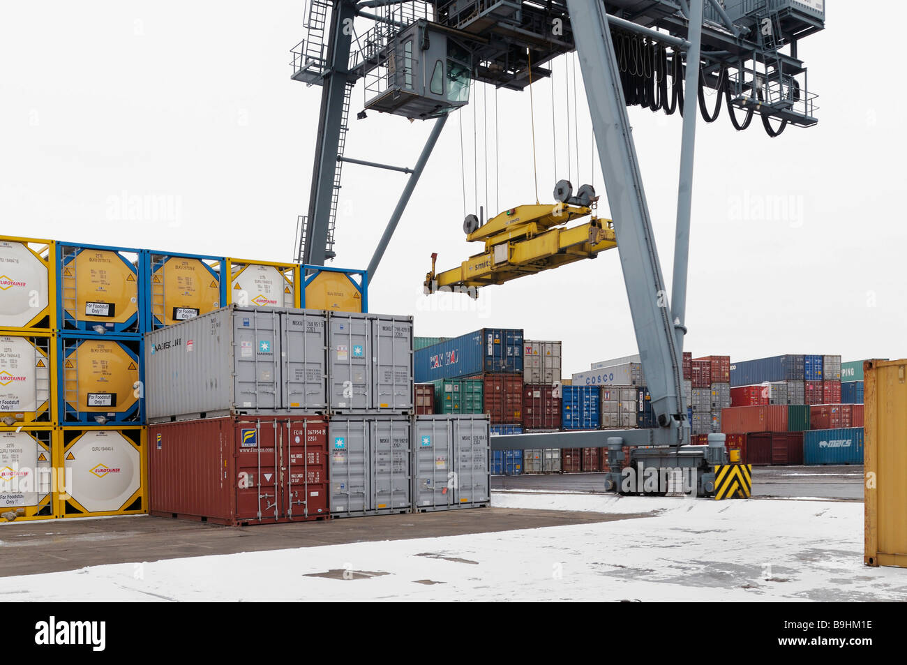 Terminal handling hi-res stock photography and images - Alamy