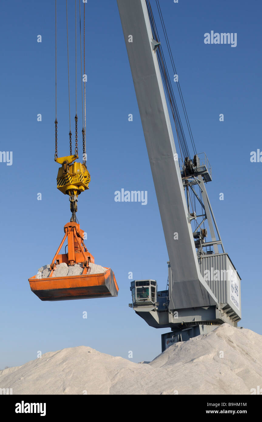 Transfer crane hi-res stock photography and images - Alamy