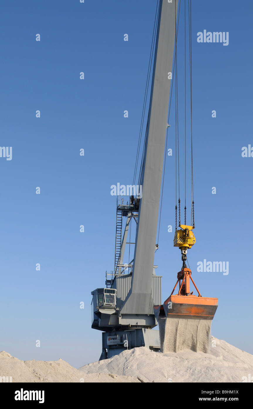 Bulk materials transfer, crane loading salt, Bonn harbour, Bonn, North ...