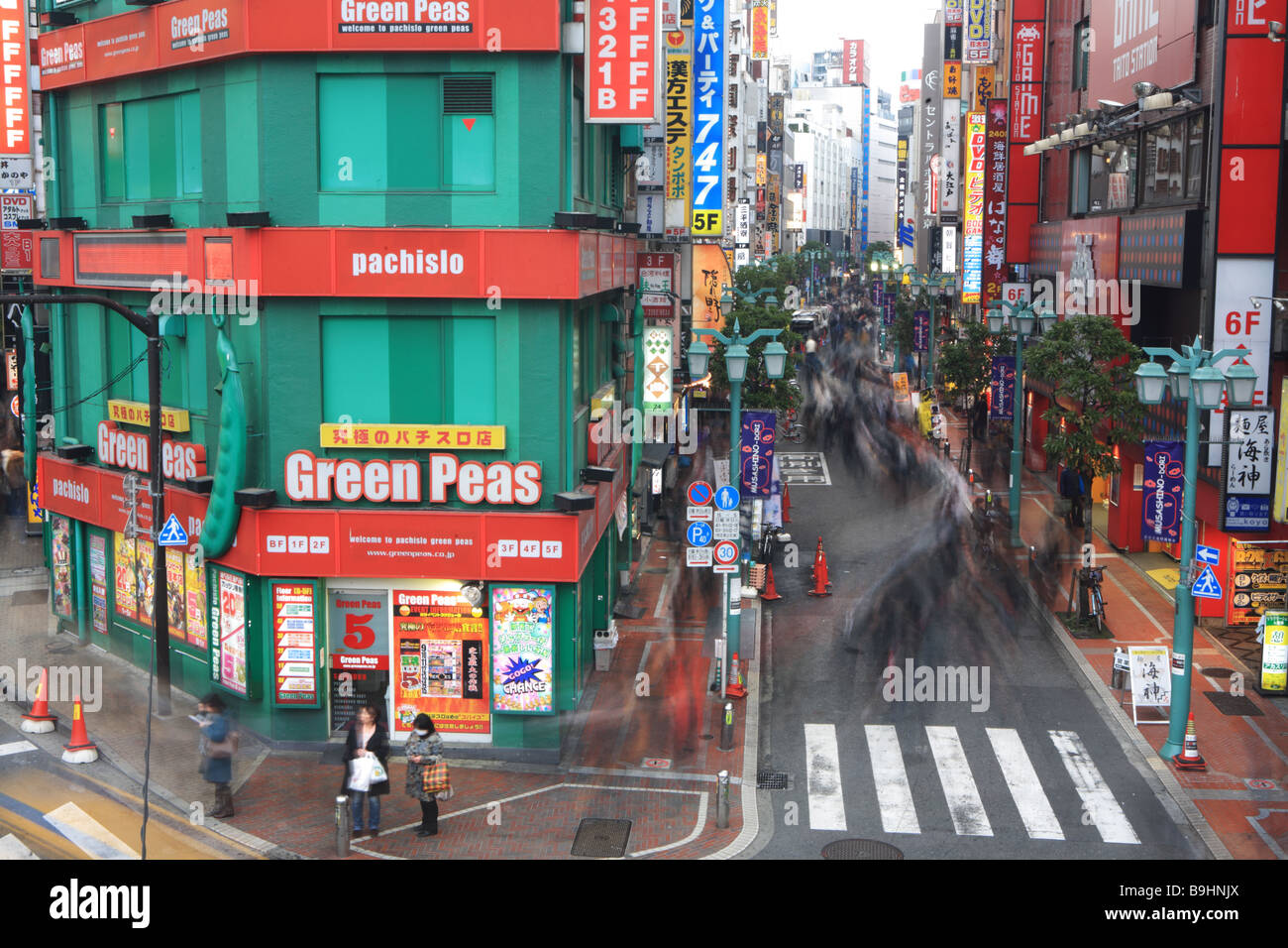 Bustling city life hi-res stock photography and images - Alamy
