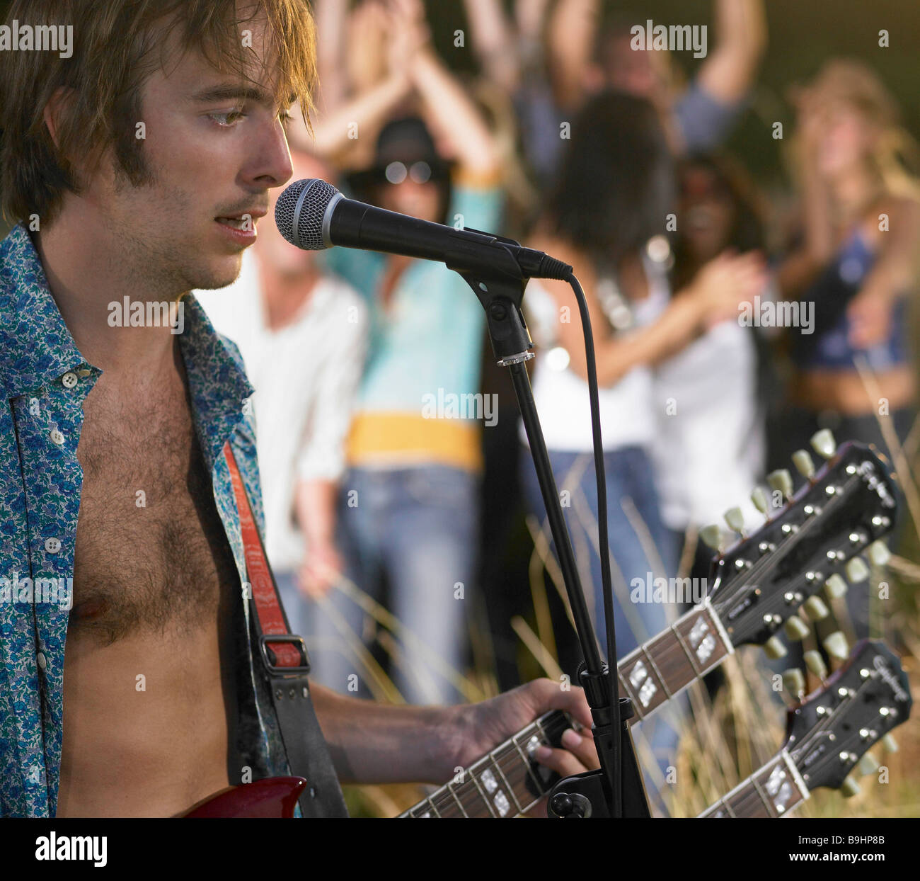 Woman clapping concert hi-res stock photography and images - Alamy