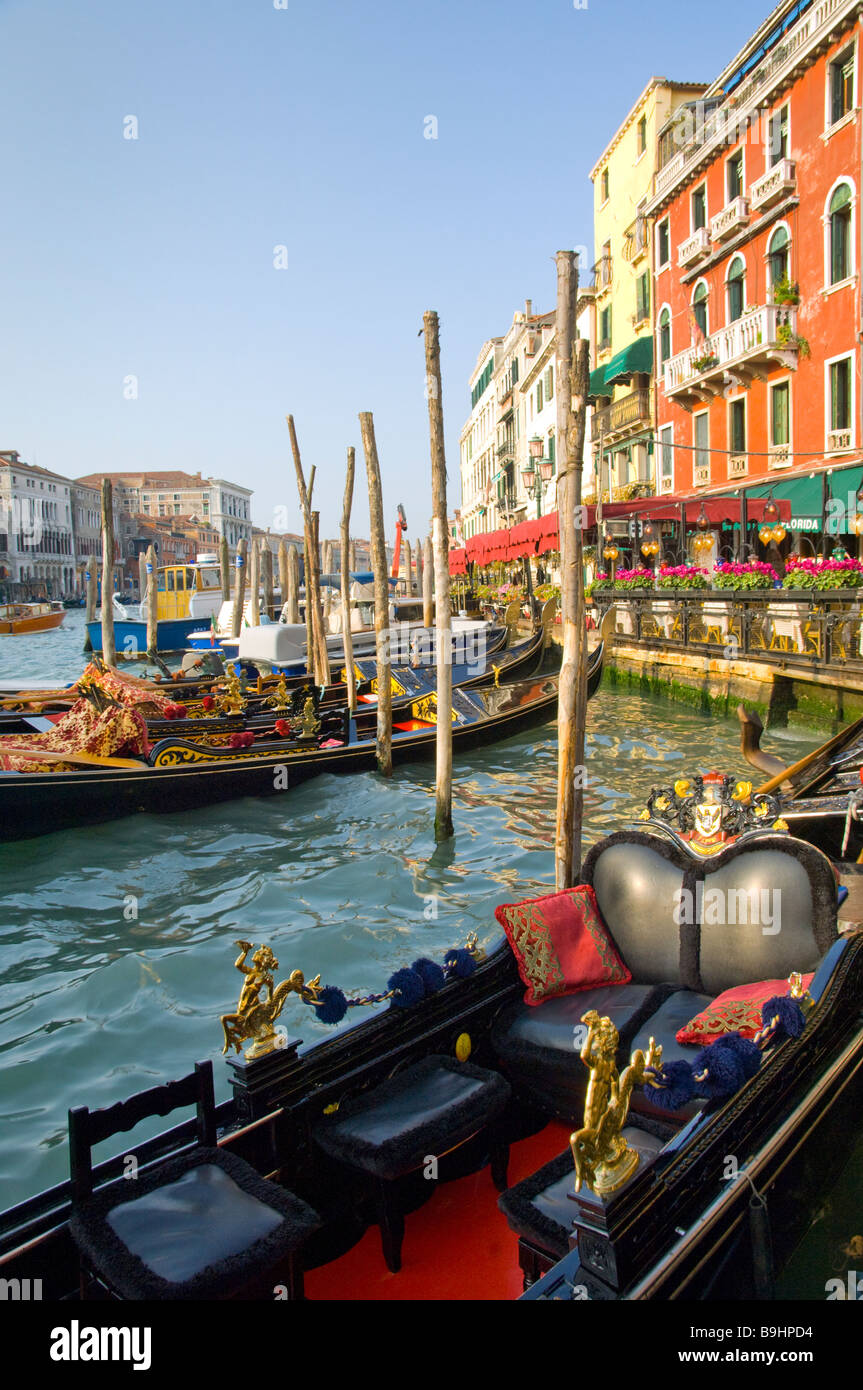 Boats venetian hi-res stock photography and images - Alamy