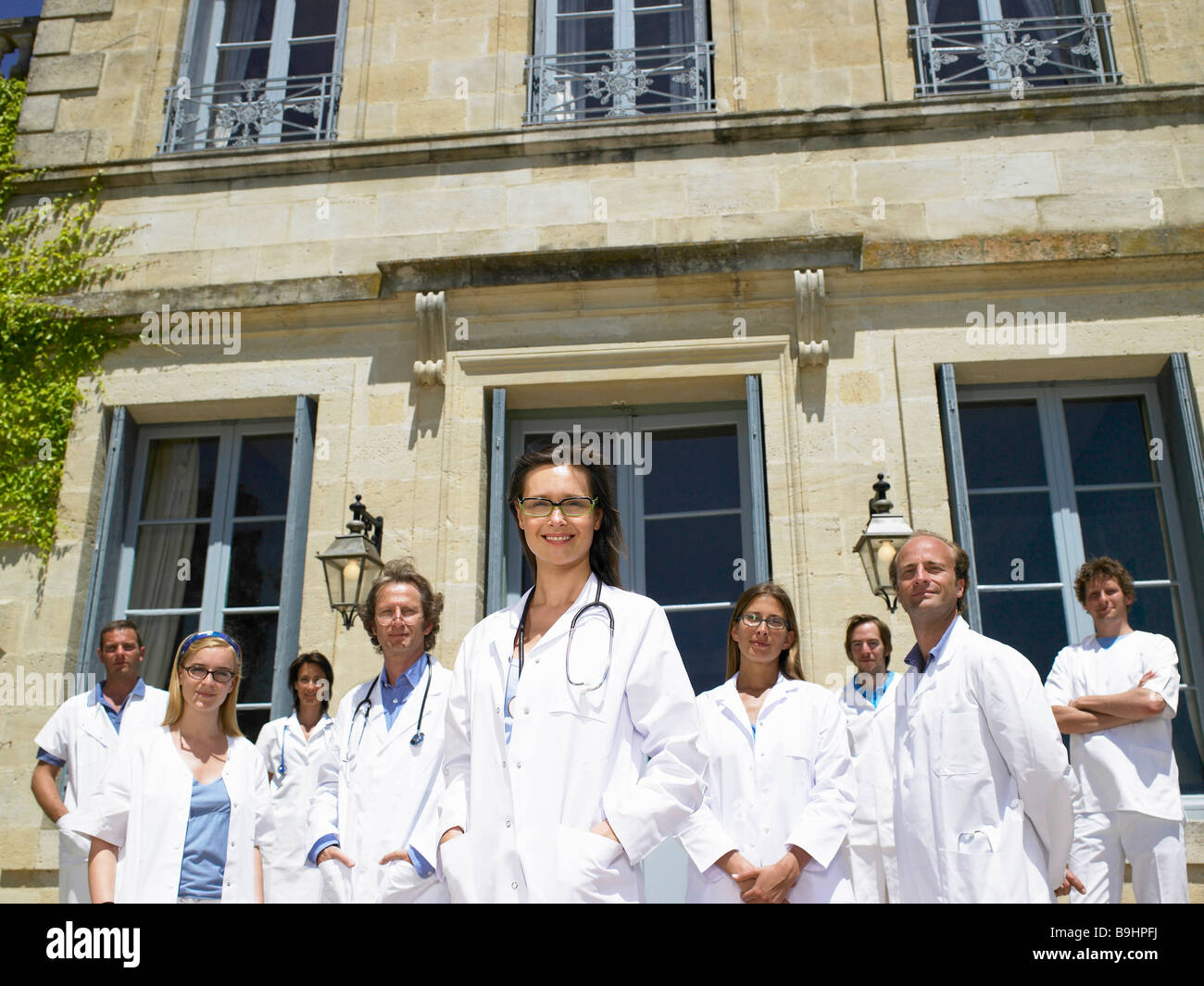 Group of doctors outdoor teamwork hi-res stock photography and images ...