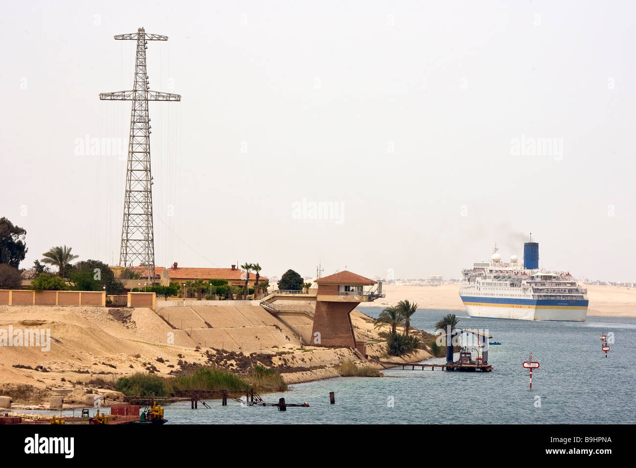 Suez canal cruise ship hi-res stock photography and images - Alamy