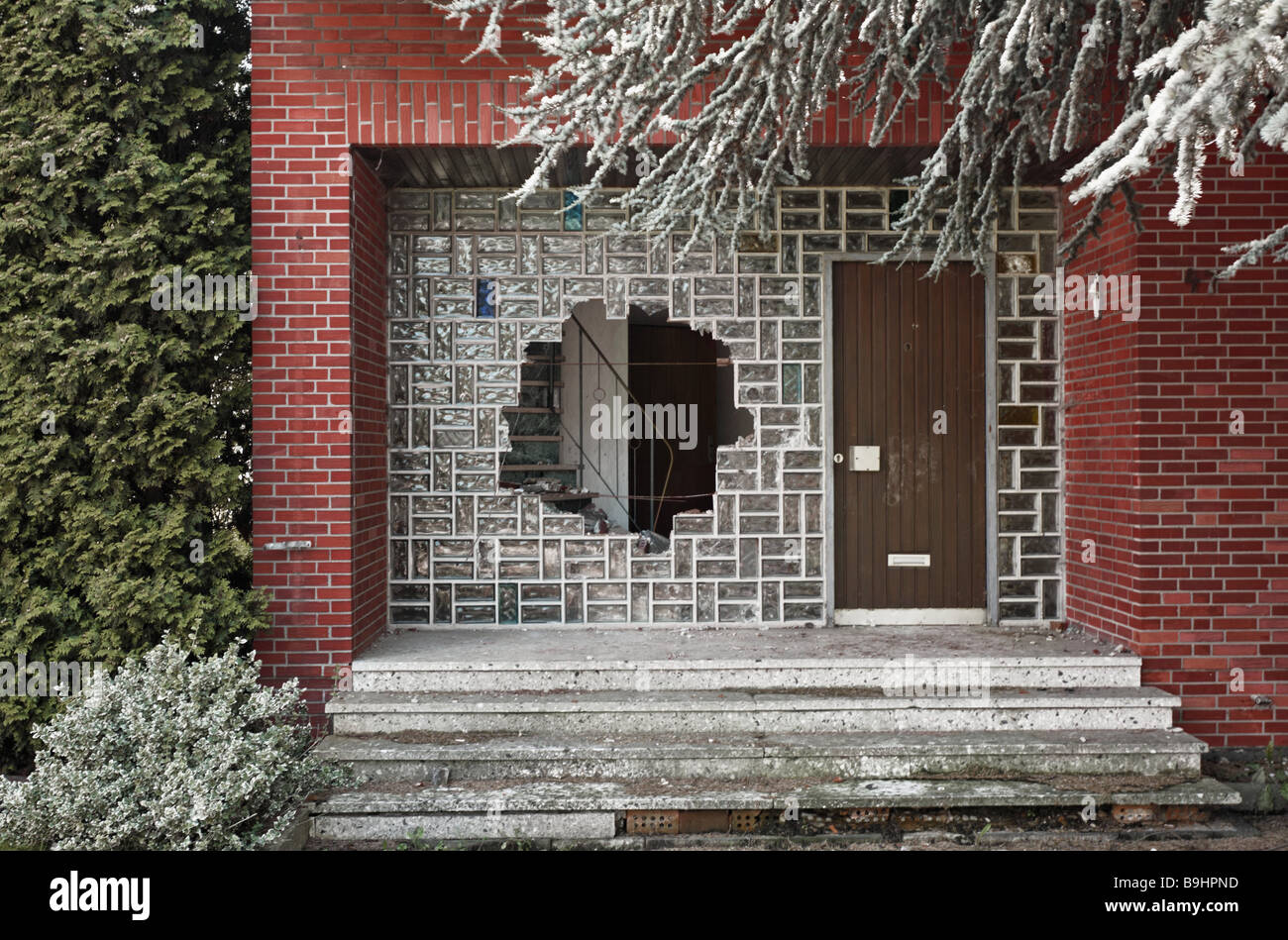 Residence facade detail entrance-area windows damages house one-family ...