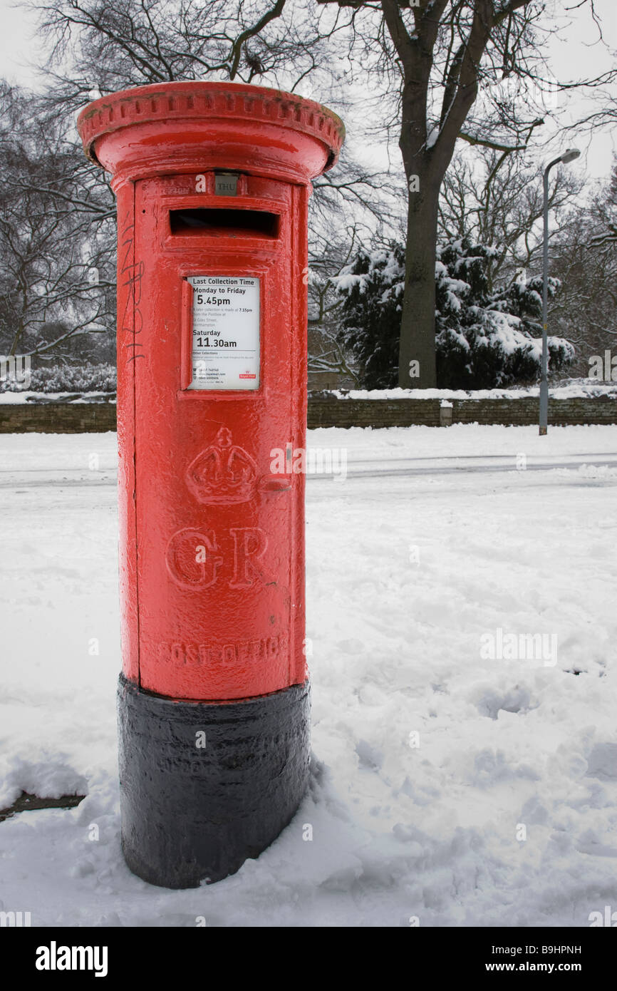 Red post box Stock Photo - Alamy