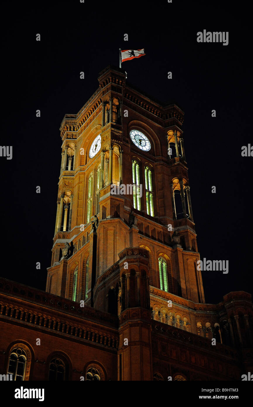 Rotes Rathaus, red town hall, in the evening, illuminated tower, Berlin ...