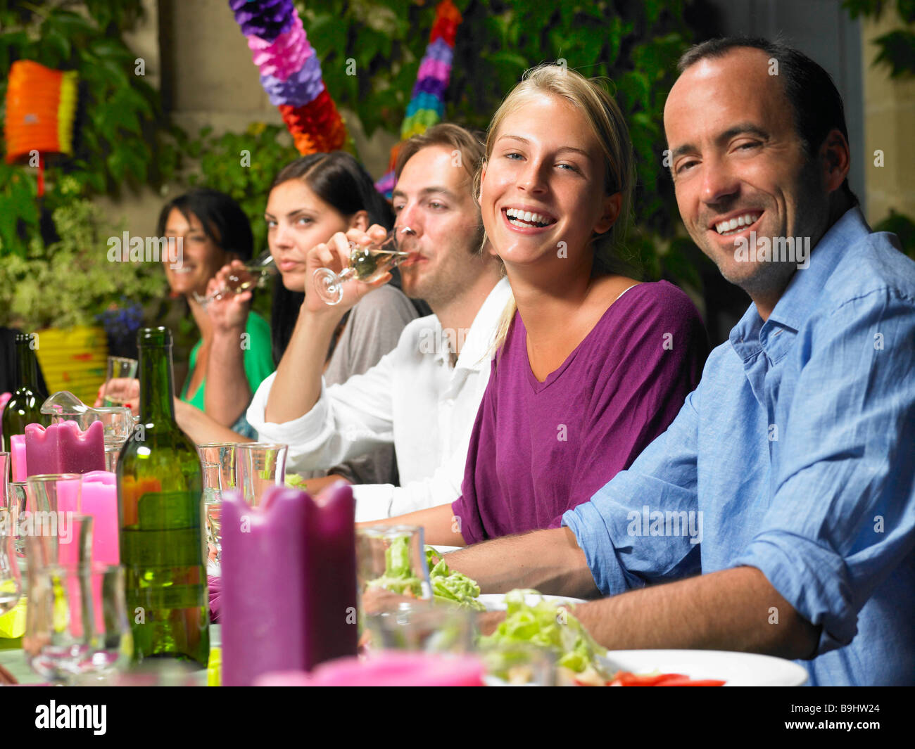 People sitting table in hi-res stock photography and images - Alamy