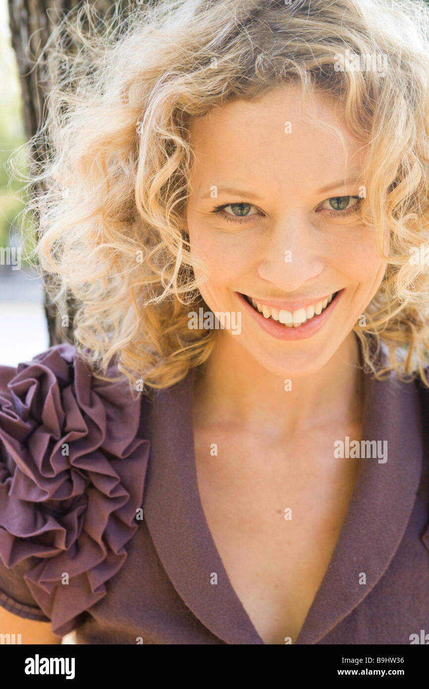 Women looking at viewer hi-res stock photography and images - Alamy