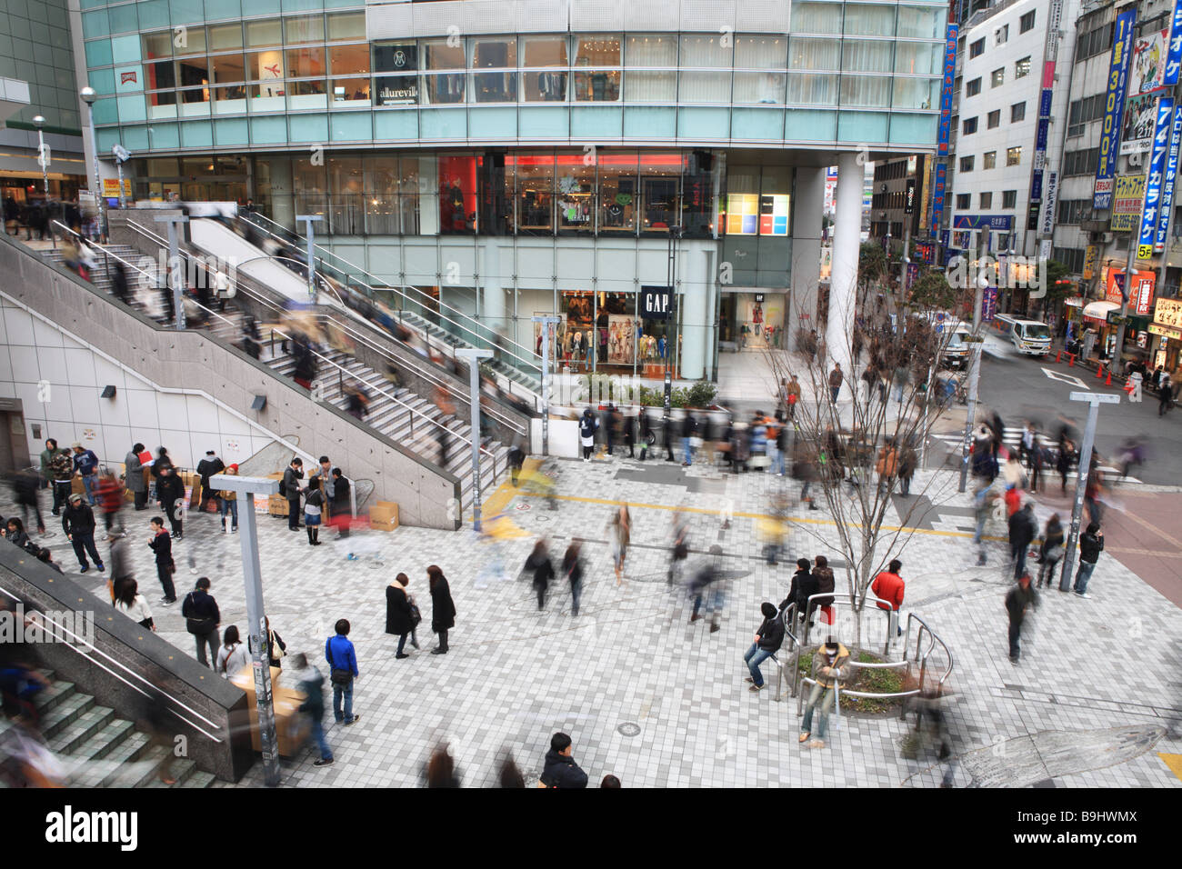 The bustling streetlife of Shinjuku, Tokyo, Japan Stock Photo - Alamy