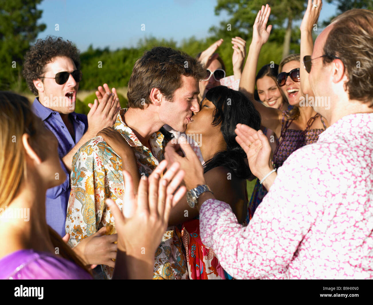 Couple kissing, people clapping hands Stock Photo - Alamy
