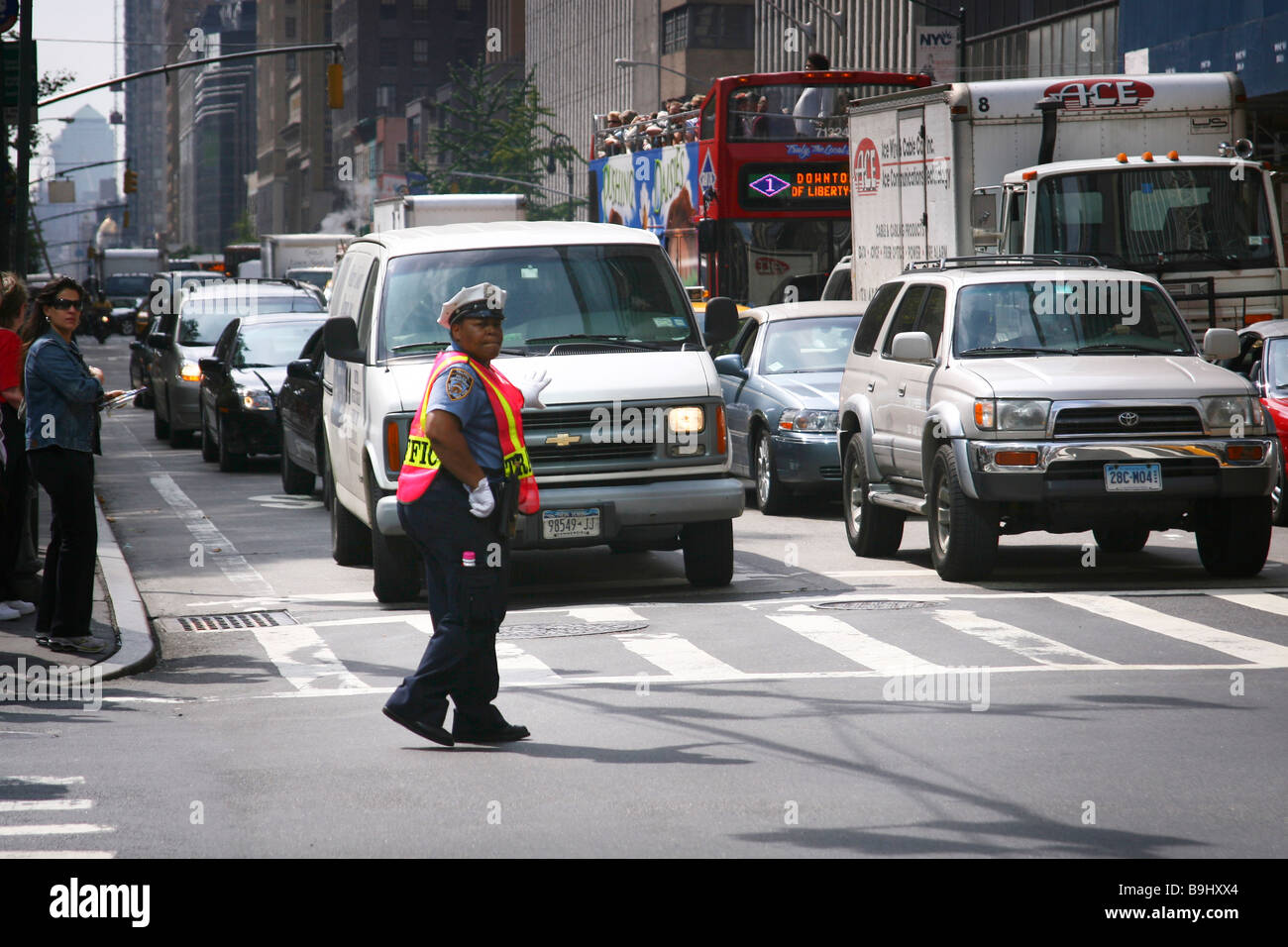 Nypd police officer policewoman hi-res stock photography and images - Alamy