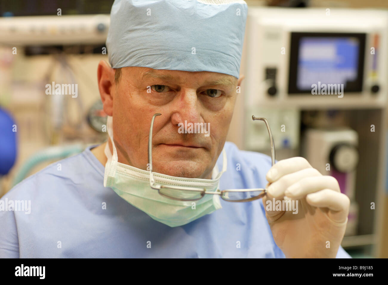 Doctor in the operating room Stock Photo - Alamy