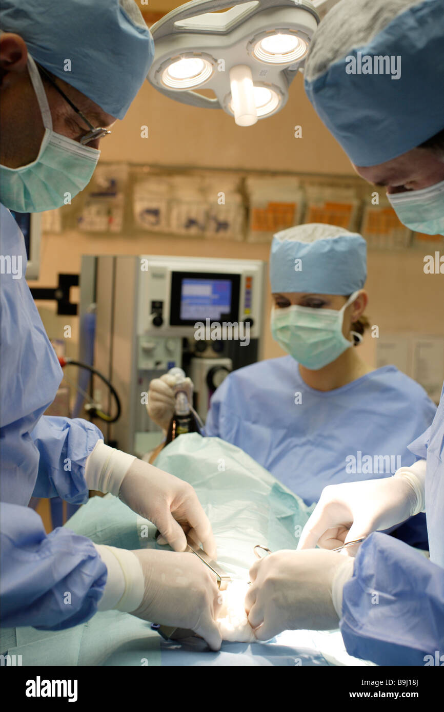 Surgeons in the operating room Stock Photo - Alamy