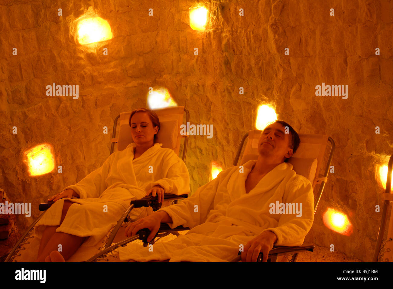 Cave man and woman hi-res stock photography and images - Alamy