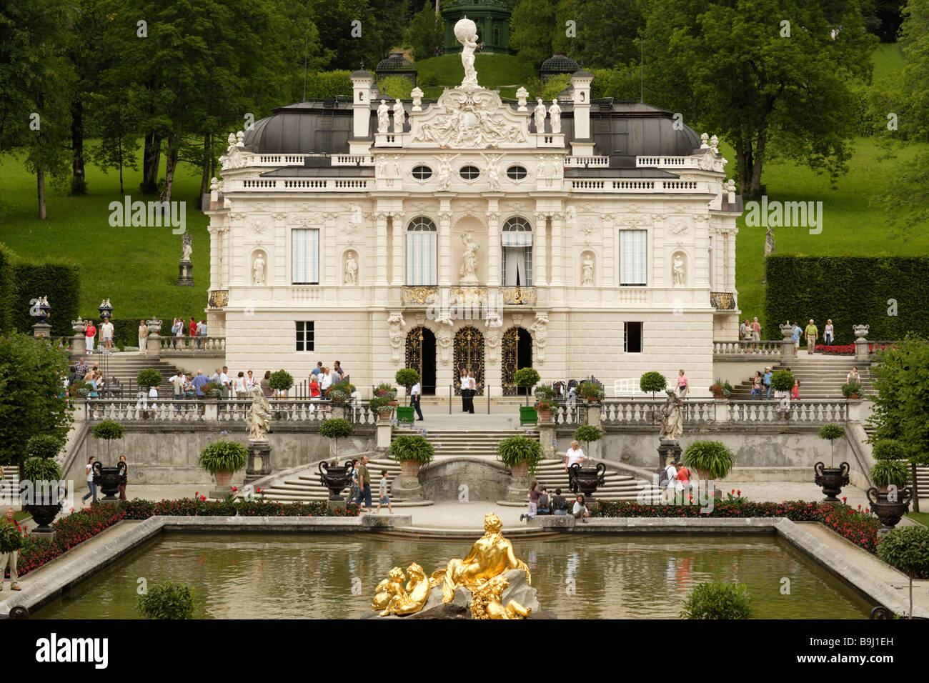 Schloss Linderhof, Linderhof Castle, with fountain and ornamental pool ...
