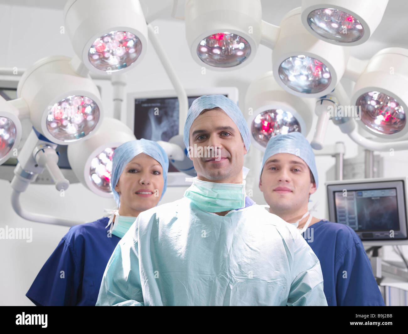 Nurses and surgeon in operating theatre Stock Photo - Alamy