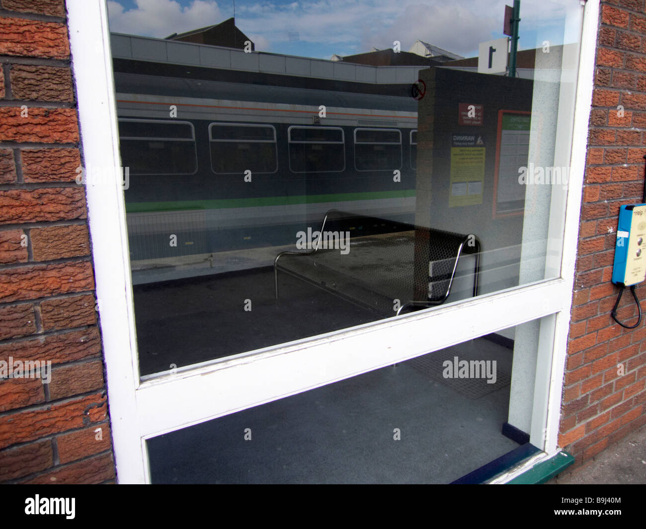 Train station waiting room hi-res stock photography and images - Alamy