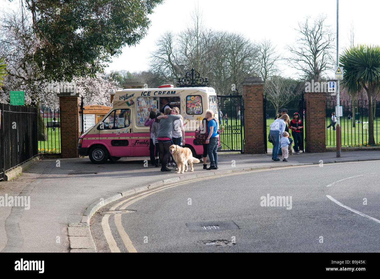 Queueing for ice cream hi-res stock photography and images - Alamy