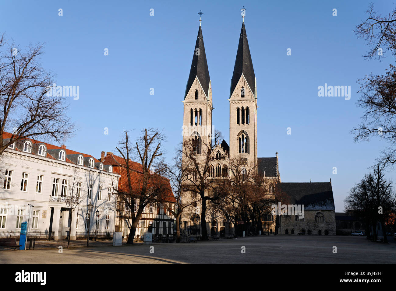 Halberstadt Cathedral, houses around the catherdral square, Harz ...