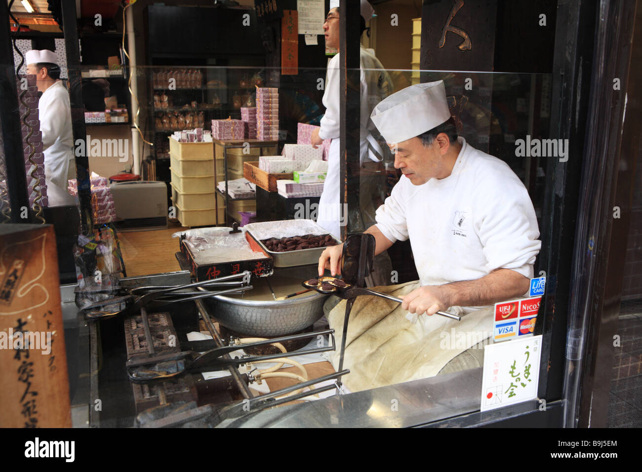 Street vendor near Sensoji Temple, Tokyo, Japan Stock Photo - Alamy