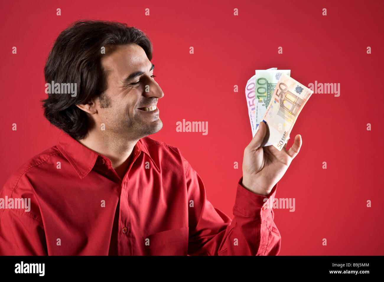 Man holding Euro banknotes Stock Photo - Alamy