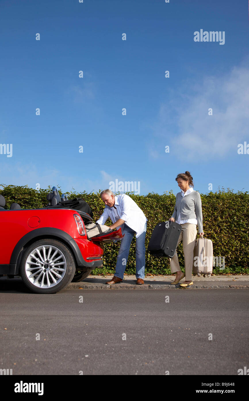 Mature couple suitcase car hi-res stock photography and images - Alamy