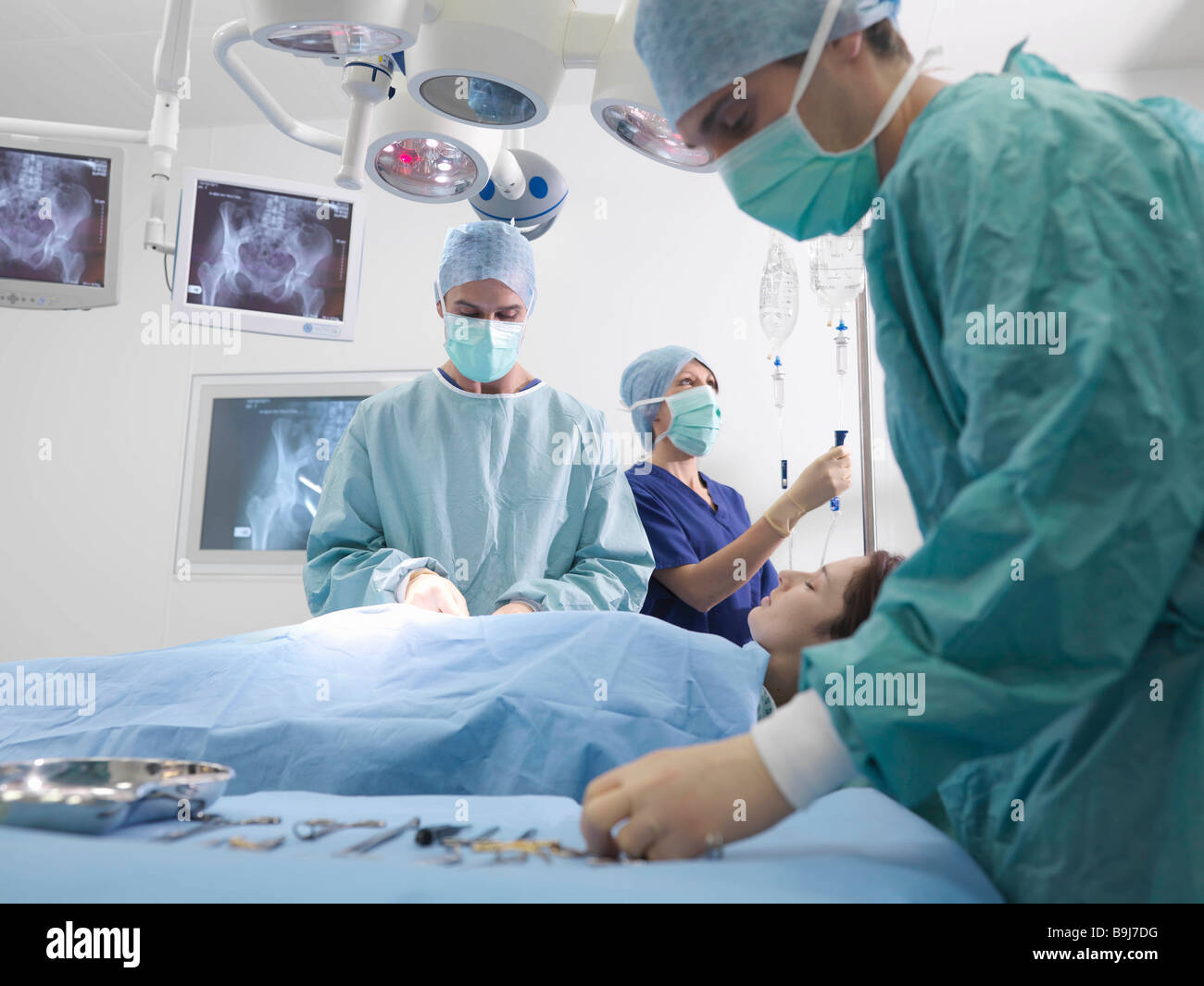Surgery the hi-res stock photography and images - Alamy