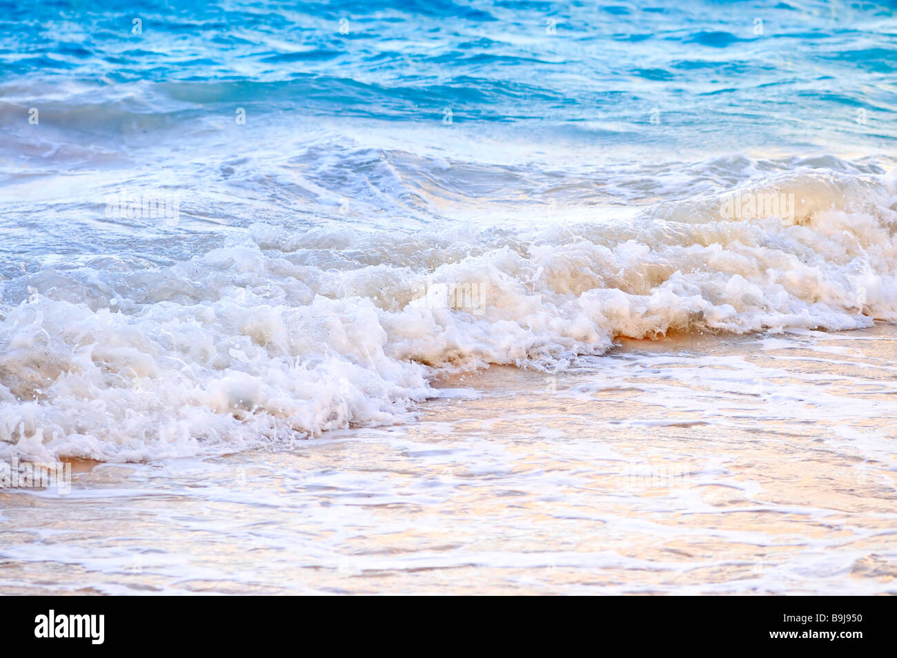 Waves breaking on the shore hi-res stock photography and images - Alamy