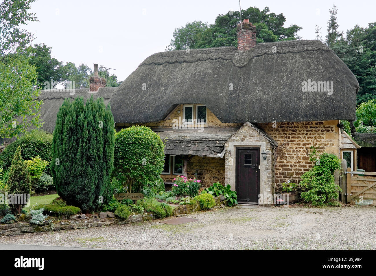 Typical english cottage hi-res stock photography and images - Alamy