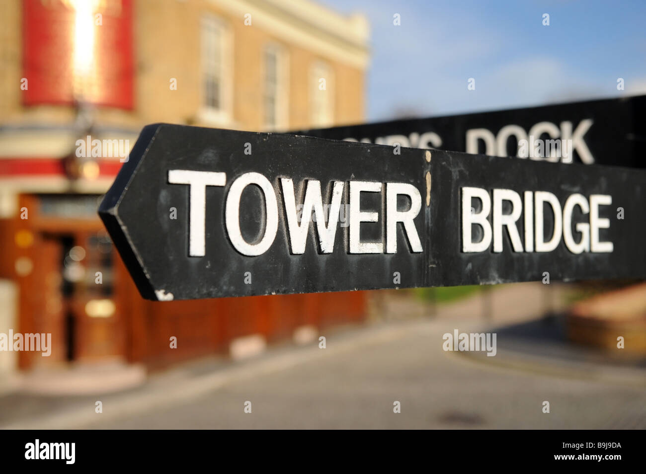 Tourist style street sign in London pointing towards Tower Bridge Stock ...
