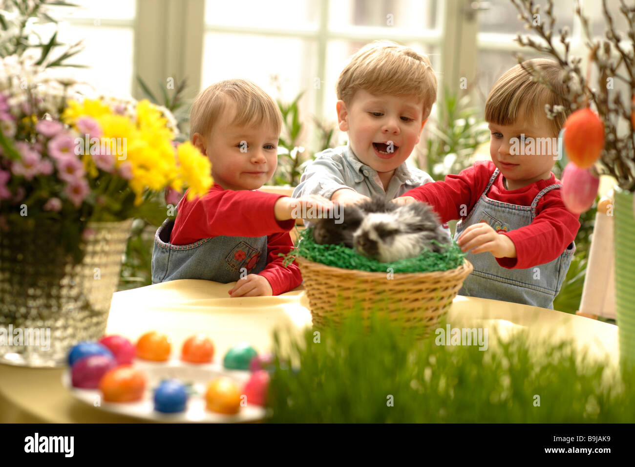 Kids at easter hi-res stock photography and images - Alamy
