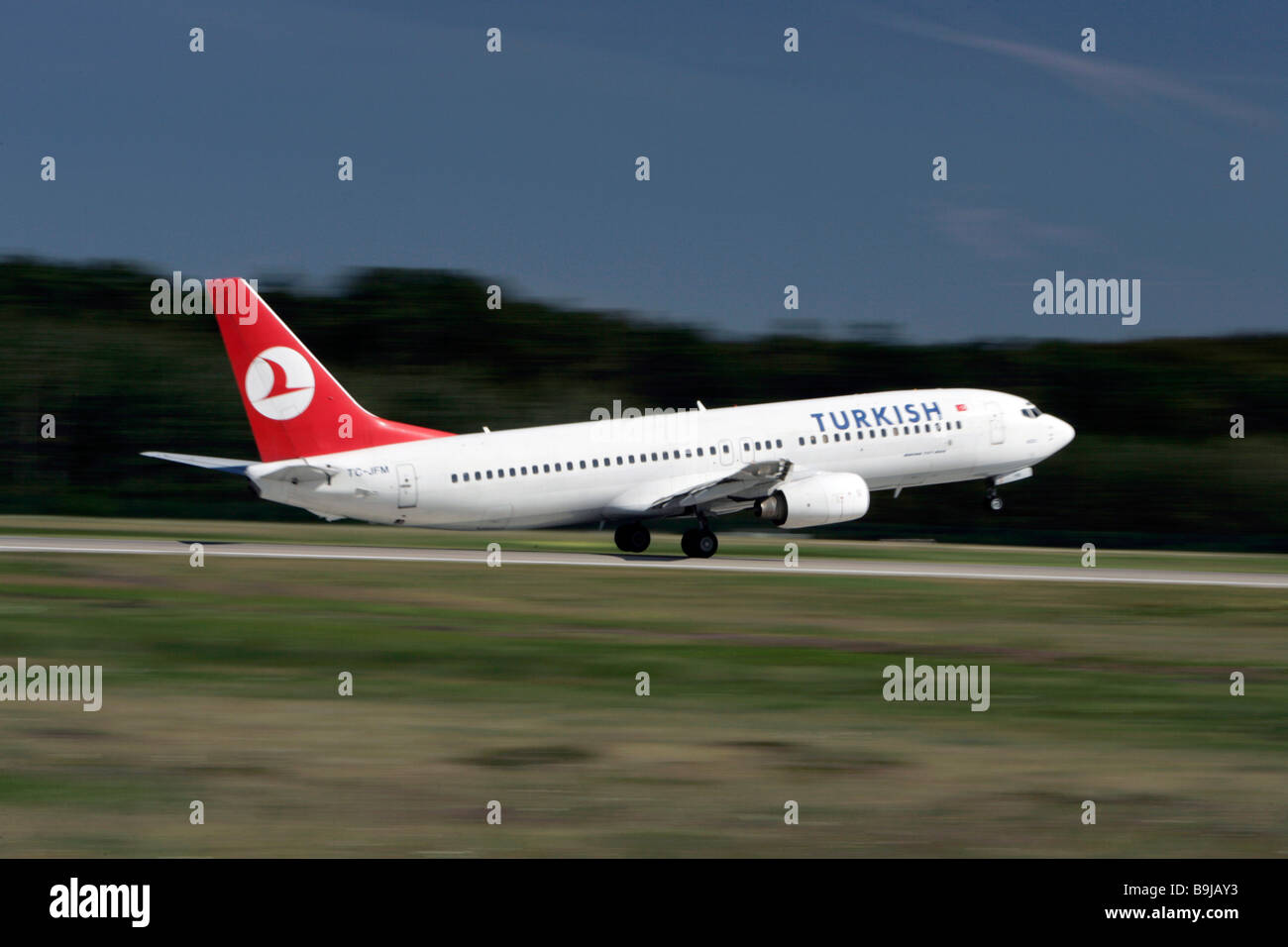 Boing 737 of the Turkish Airlines starting at Frankfurt Airport ...