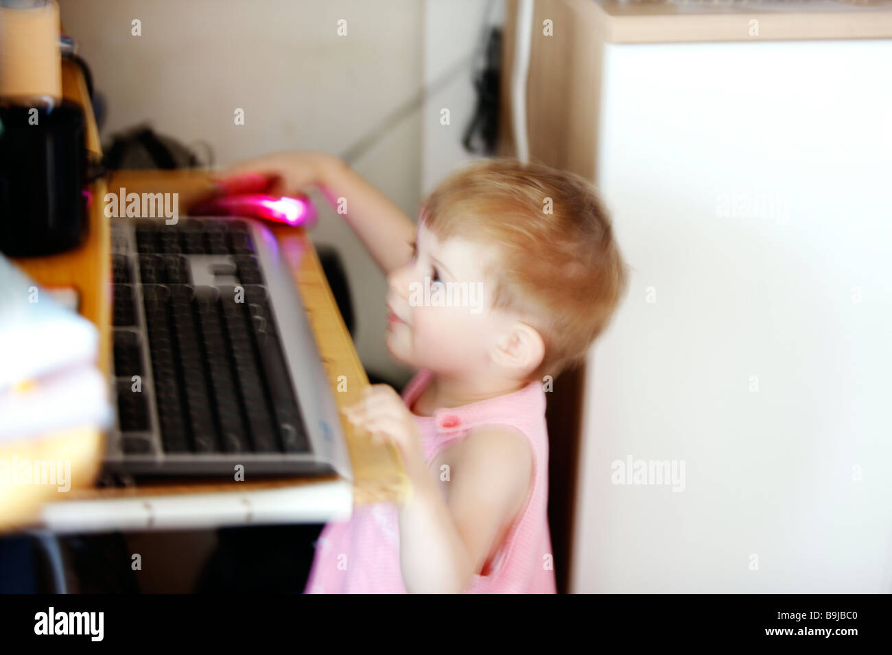 little kid playing and learning to use the computer Stock Photo - Alamy