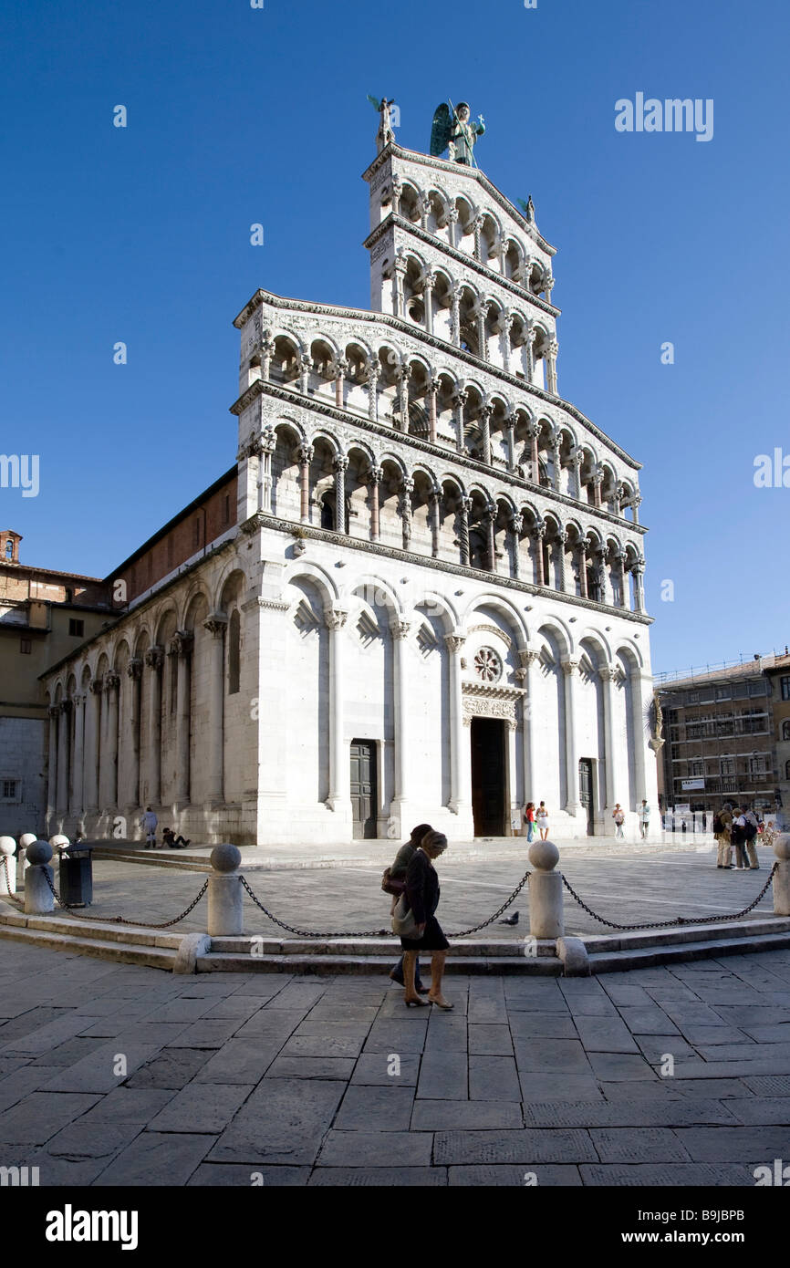 The west facade of San Michele Church, Pisan Romanesque art, Piazza San ...