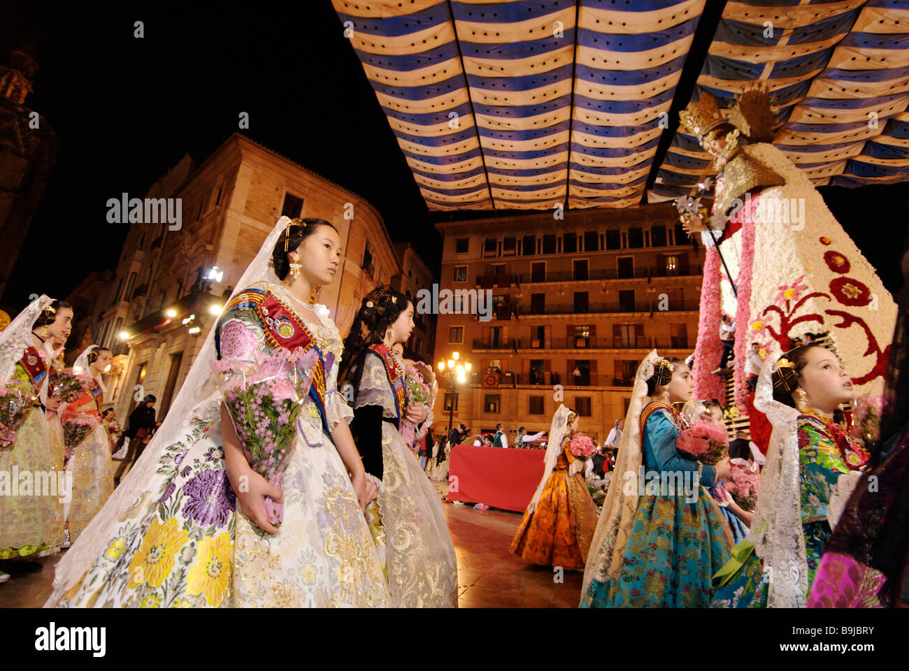 Spanish ladies wearing traditional spanish hi-res stock photography and ...